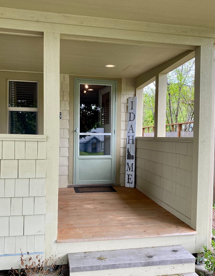 Midtown Creepy Cottage - Coeur d'Alene, ID