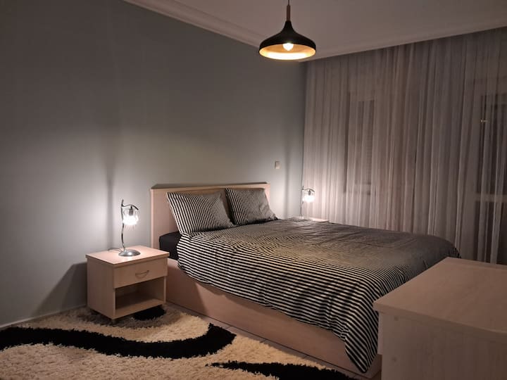 Luxurious 2 Bedrooms,1 Living Room,equiped Kitchen - Side