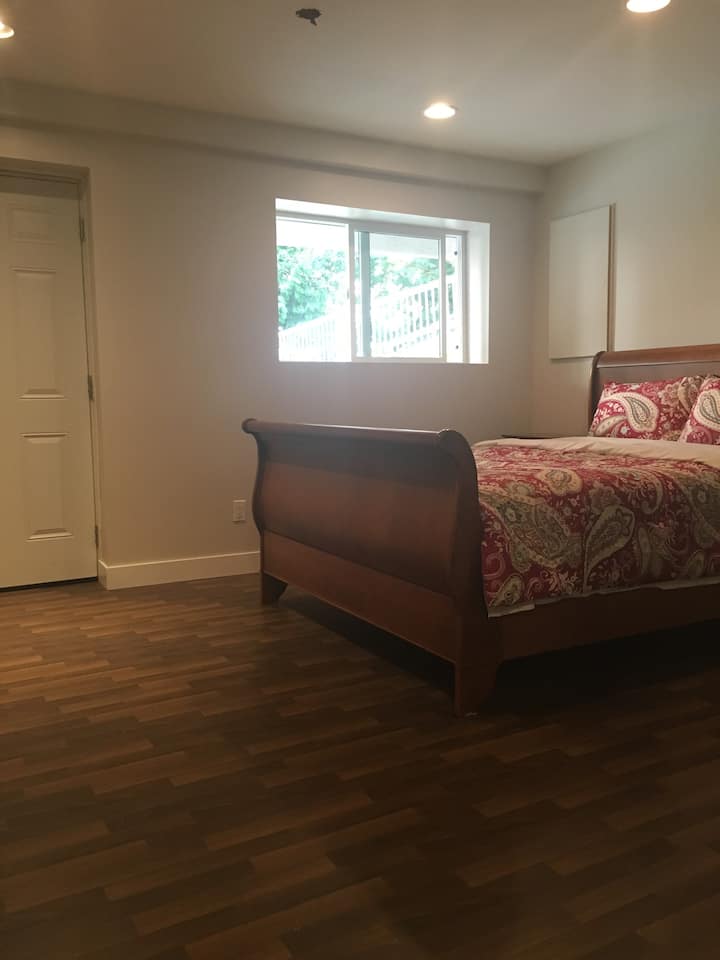 Room With Full Bathroom And Separate Entrance. - Coquitlam