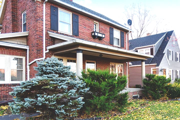 Ottawa Hills 3 Bedroom+garage+w/d+gorgeous Yard - Toledo, OH