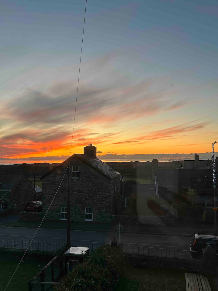 The Seaview Apartment (Dog Friendly) At Lluesty - North Wales