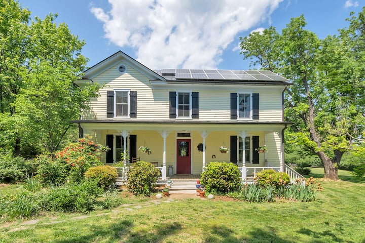 Gracious Elegance In Downtown - Crozet, VA