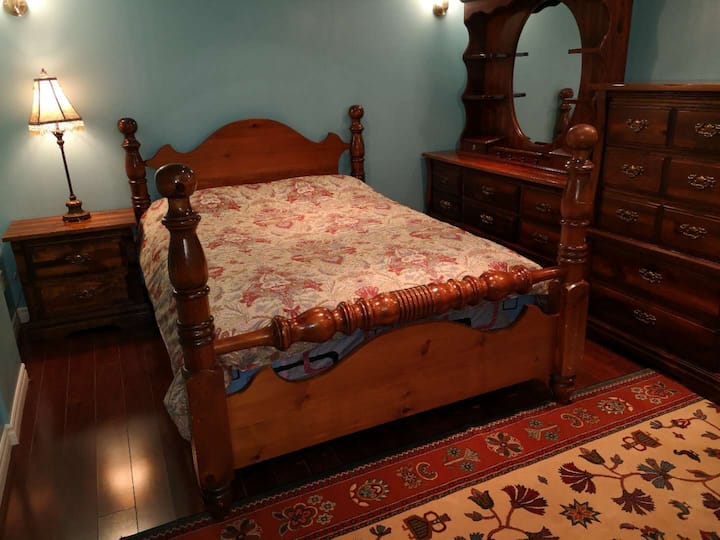 Guest Suite W/ Private Entry, Kitchen & Bathroom - Aurora