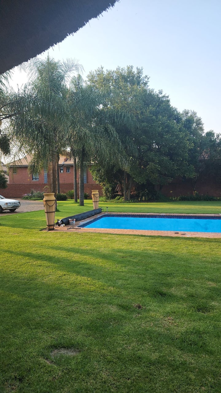 Cozy And Tranquil Farm House - Centurion