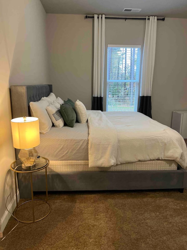 Beautiful Bedroom W/ Private Bathroom “Room C” - Stockbridge, GA