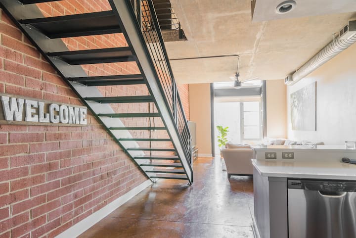 Obsidian Loft | Sauna, Red Light & City Views - Charlotte