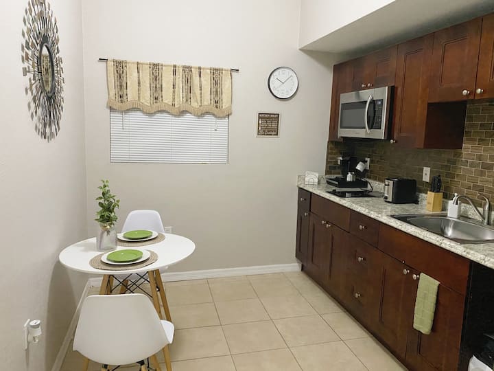 B My Place Apartment-3 Miles To Buccaneers Stadium - Tampa, FL