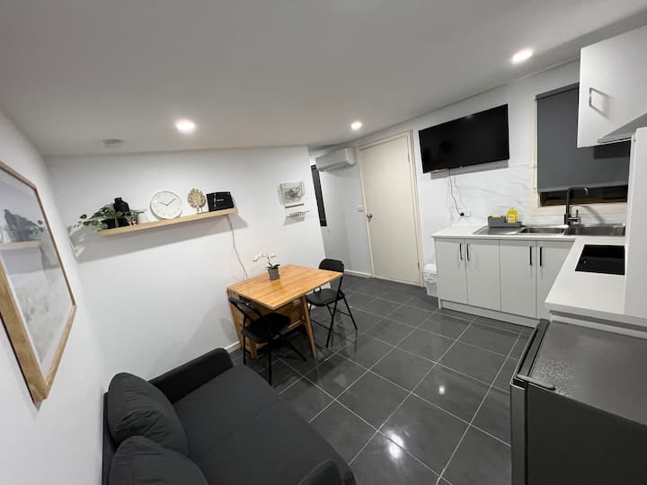 Cozy 2-bedroom Bungalow - Caroline Springs