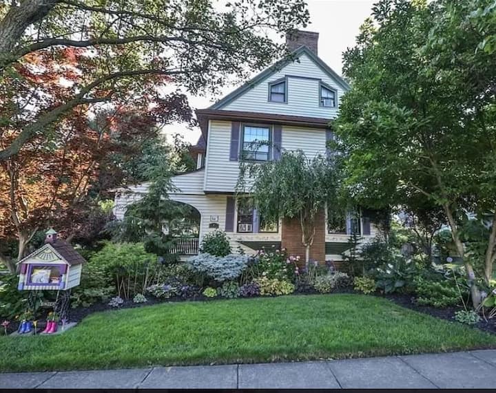 Rochester Royal Residence - 6 Beds, 4.5 Baths - Rochester, NY
