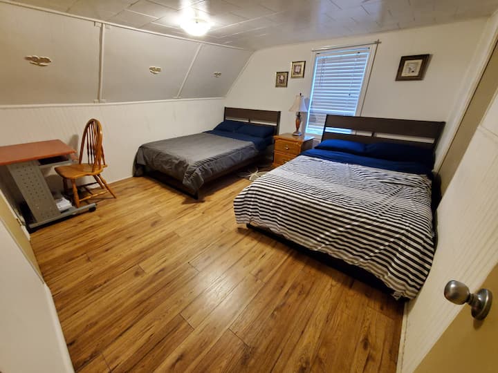 Central 3 - Bedroom House With Free Parking - Ottawa