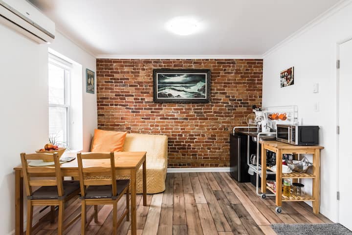 Beautiful Studio, 203 Rue Prince Arthur Est - Montreal