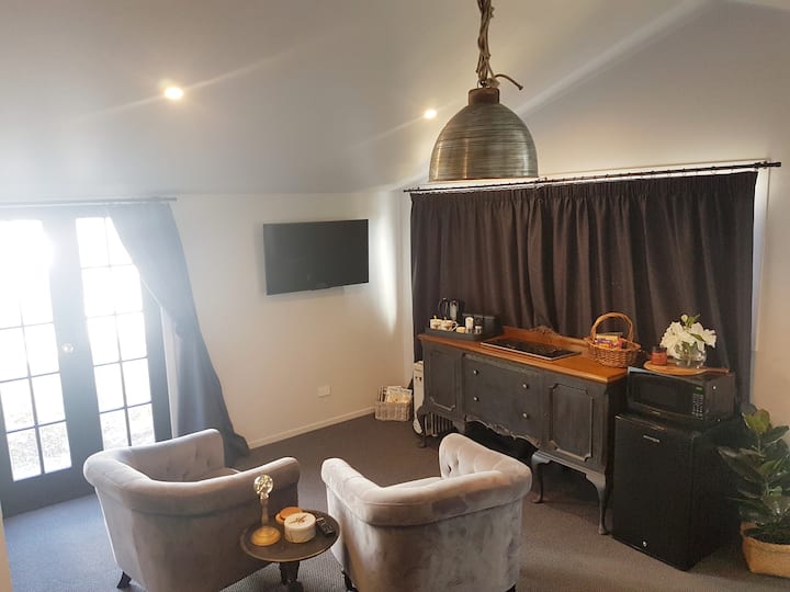 "Not Too Shabby Boutique Cottage" (Pet Friendly) - Upper Hutt