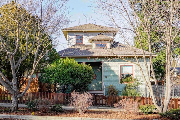 Luxurious Historic District Cottage: Casa Soleil - Ashland, OR