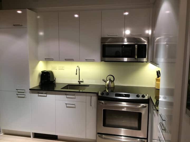 Cute Bright Top Floor Condo In Heart Of Downtown - Montreal