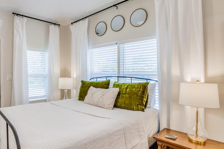 ✸Sunny Studio Lorraine✸ Full Kitchen & Parking - Dallas, TX