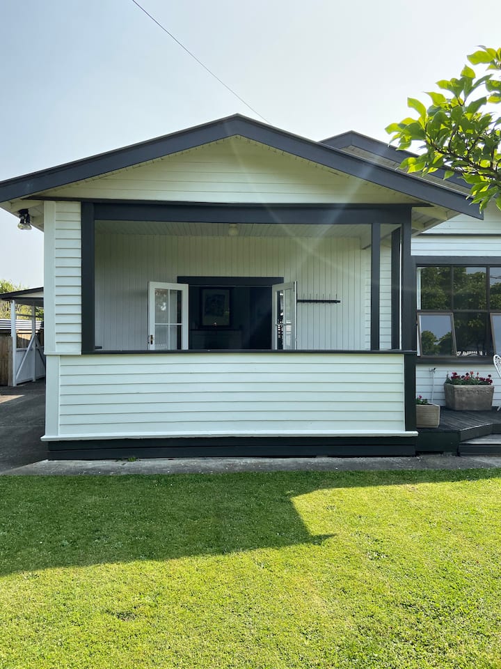 Beautifully Presented 3 Bedroom Home In The Heart - Martinborough