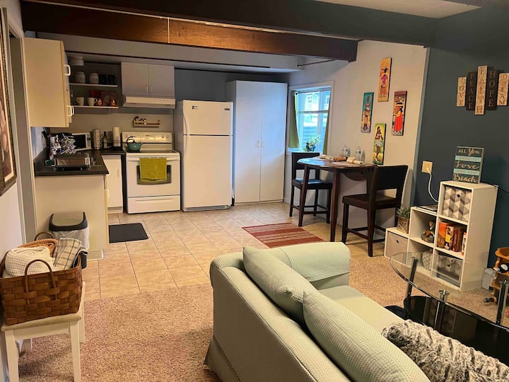 Cozy Studio Near Downtown (Gov't Hill) - Anchorage