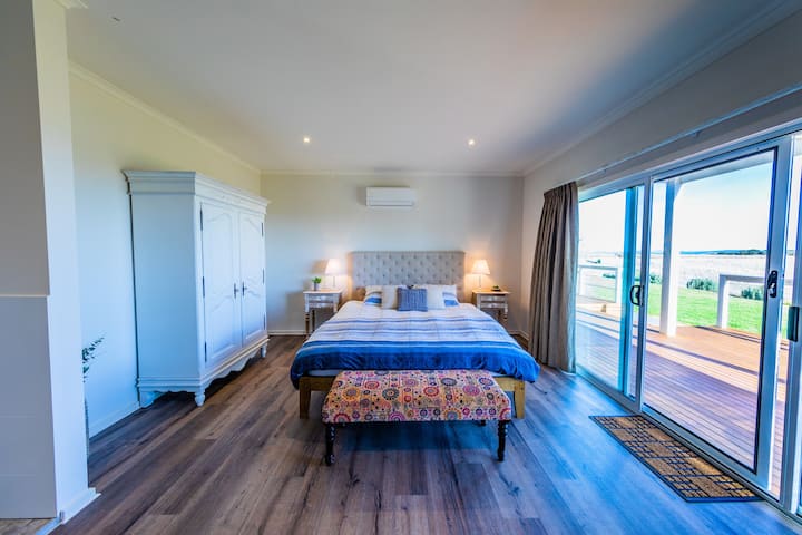 Luxurious Coastal Apartment - Adelaide