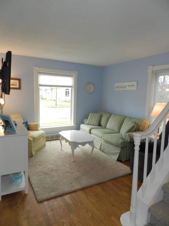 B&m Beachhouse Llc A Short Walk To Beach And Town. - South Haven, MI