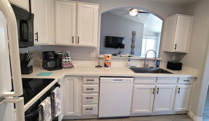 Pool Access, Garage, Cox Cable Tv Fast Internet! - Sun City, AZ