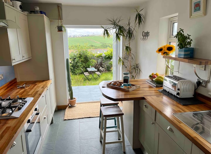 500m Walk To Beach. Tranquil Garden/patio, Parking - St Agnes