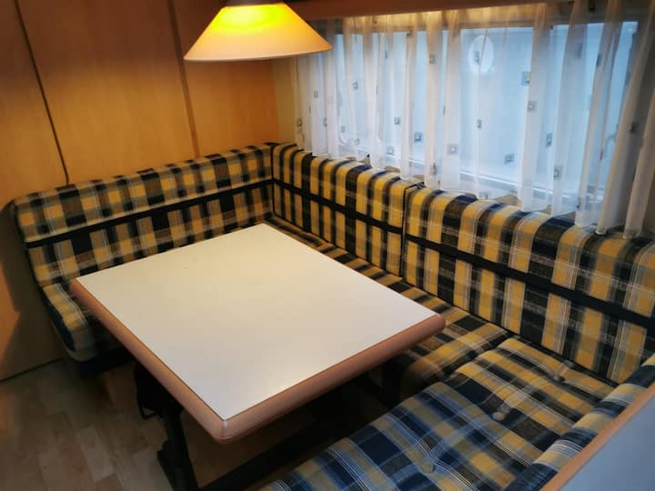 Gemütlicher Großer Wohnwagen Am Haus - Willich