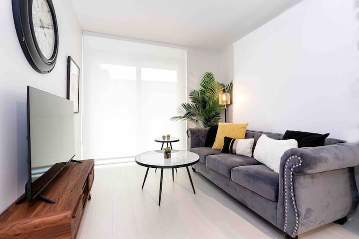 Modern&stylish- 2bed Gym&parking - Vancouver
