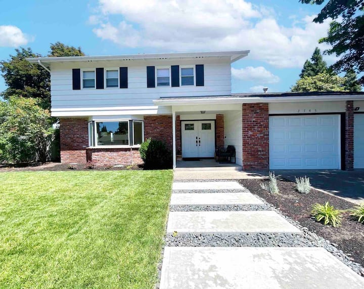 4-bed/2.5 Bath -2200 Sq.ft. | Hottub | Near Campus - Eugene, OR