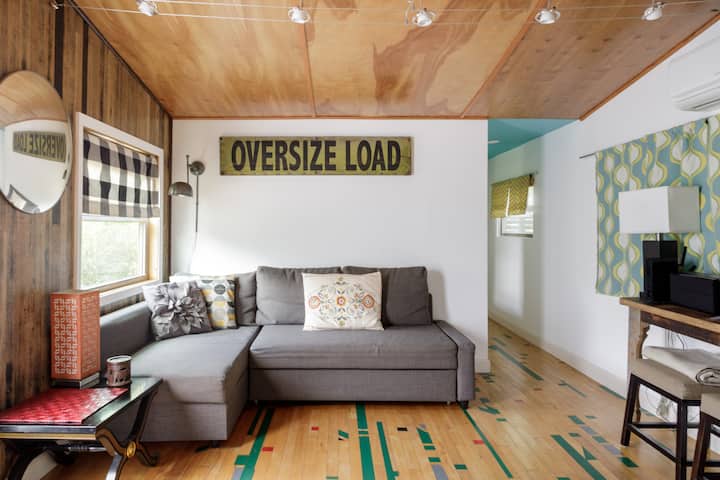 Quirky, Rustic Home Close To Downtown - Austin, TX
