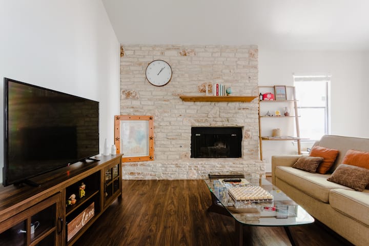 The White 3br House Near Domain ~ Atx Summer 2026 - Austin, TX