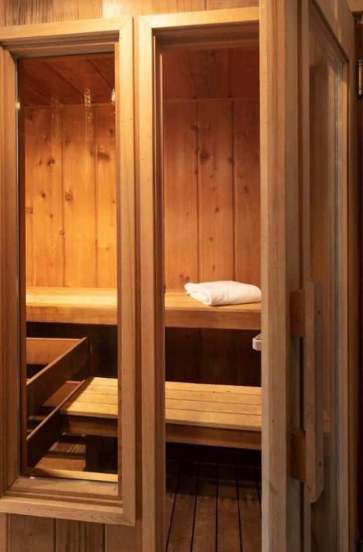 Summer Heated Pool, Private Sauna, Steam Shower - Minnesota