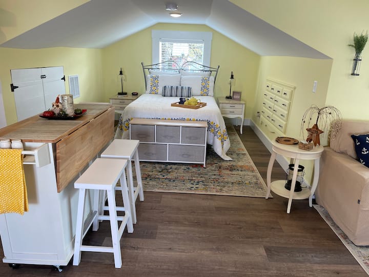 A Newly Remolded Studio Loft Nestled In Nature. - Newburgh, IN