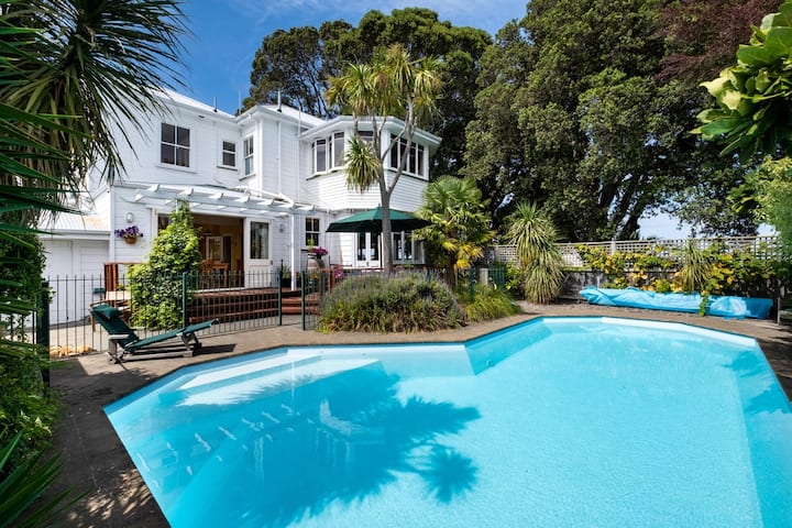 Historic Homestead With Stunning Ocean Views - Napier