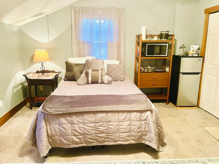 Curran's Crossing-#3 - Queen Bedroom - Bainbridge, OH
