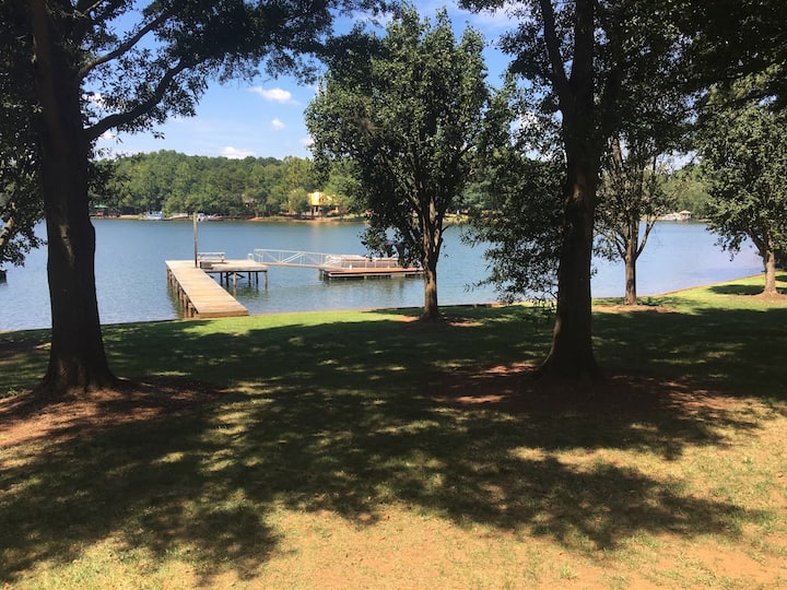 Lkn Cozy Waterfront Home ~ Large Yard ~  Sleeps 8 - 노르만 호