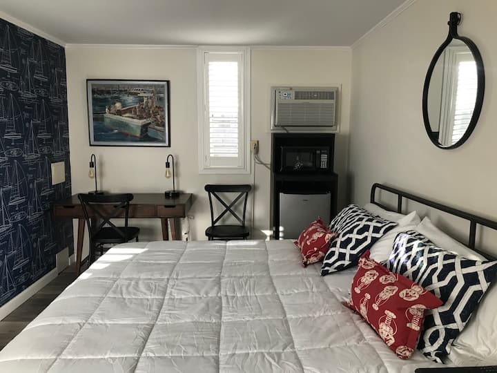 Boutique Motel W/ Private Beach, Steps From Ferry - Martha's Vineyard, MA