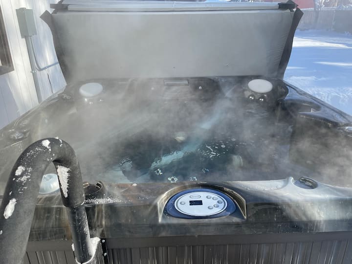 House W/garage And Hot Tub! - Fairbanks, AK