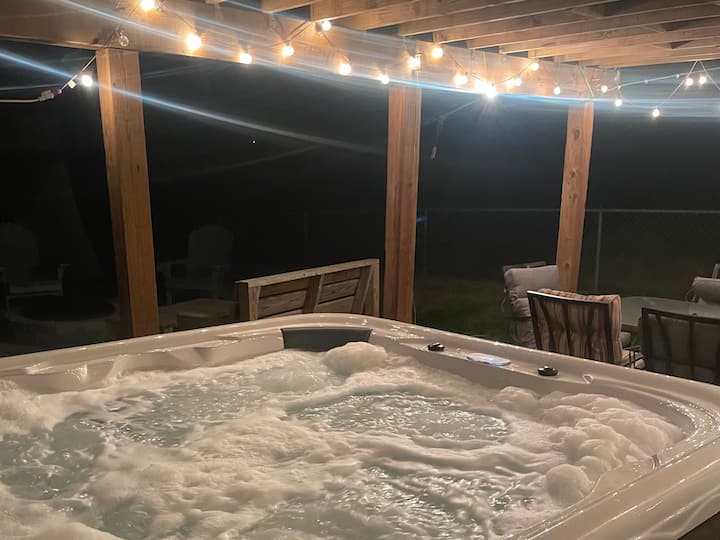 Hot Tub! Pool! Free Arcade, Firepit, 4br - Bennington, NE