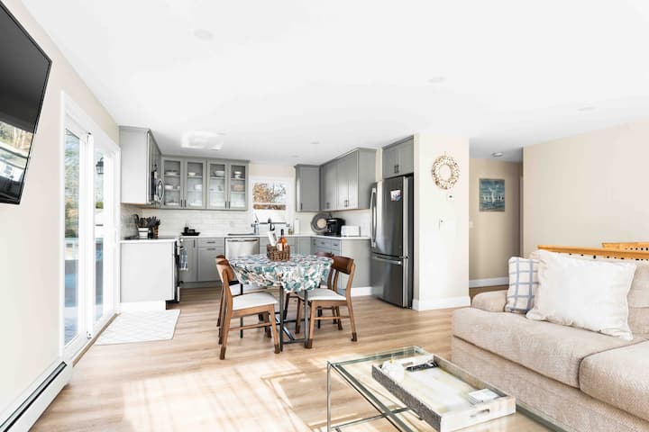 Spacious 3br-hidden Gem W/ Beach Access - Rhode Island