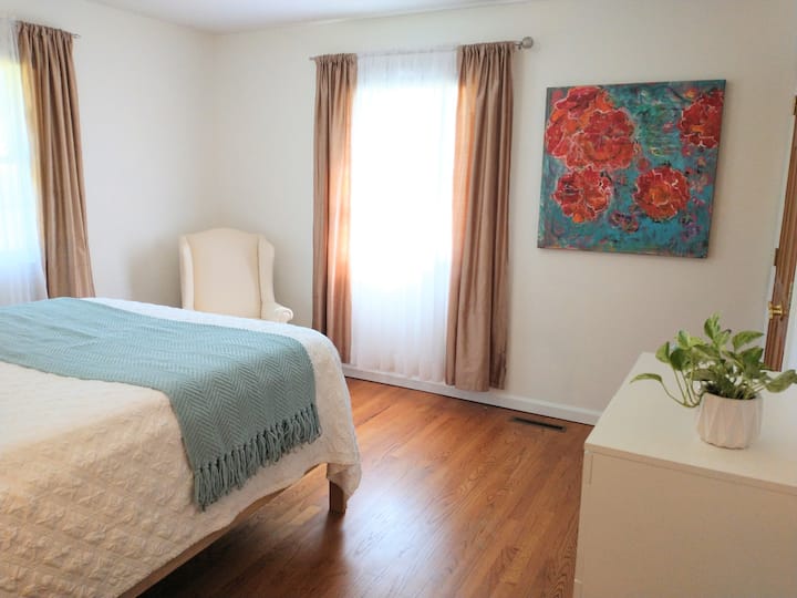 Private & Sunny, Main Level Of House Near Parkway! - Bedford, VA