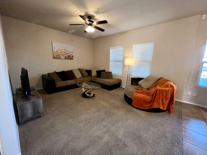 Spacious 4 Bd 3.5 Bth Home Near I-10 And Loop 375 - El Paso, TX