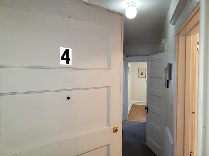 Private 1br Apt Bryn Mawr Third Floor Rear Apt #4 - Bryn Mawr, PA