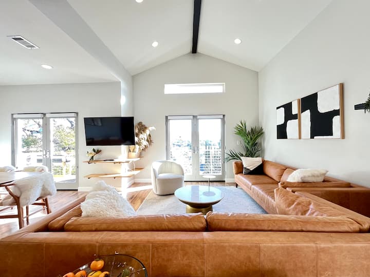 Bright 4 Bedroom Mountain View Home By Arts Plaza - Agoura Hills, CA
