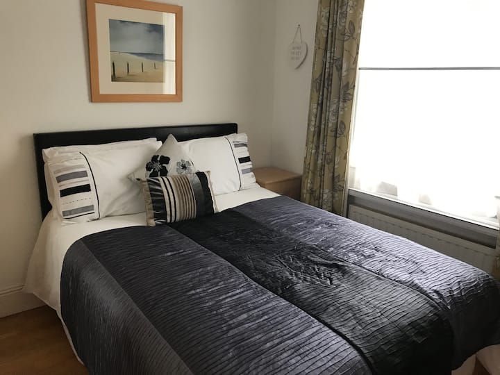 Bright 2-bed Swiss Cottage Flat | Super-king Bed - Camden, AR