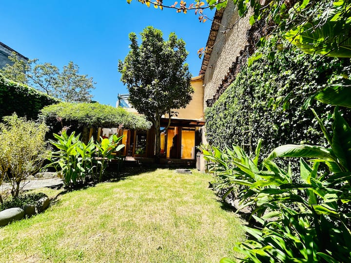 Charming Four-br Colonial Oasis In  El Centro - Cuenca