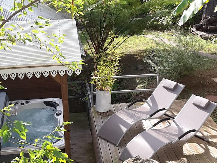 L'écrin Vert Chalet Pour 4 Avec Spa Et Feu De Bois - La Réunion