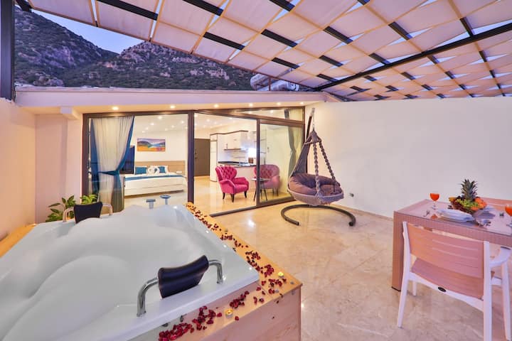 Manolya Suit; Kalkanda Deniz Manzaralı Balayı Suit - Kalkan