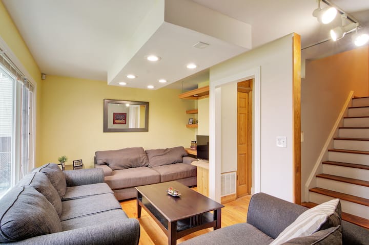 Large 12 Bedroom Chicago Home- Sleeps 25 - Cicero, IL