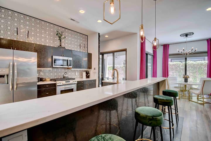 Sleeps 15! Luxury Glam 3000 Ft.² Home. - Albuquerque, NM