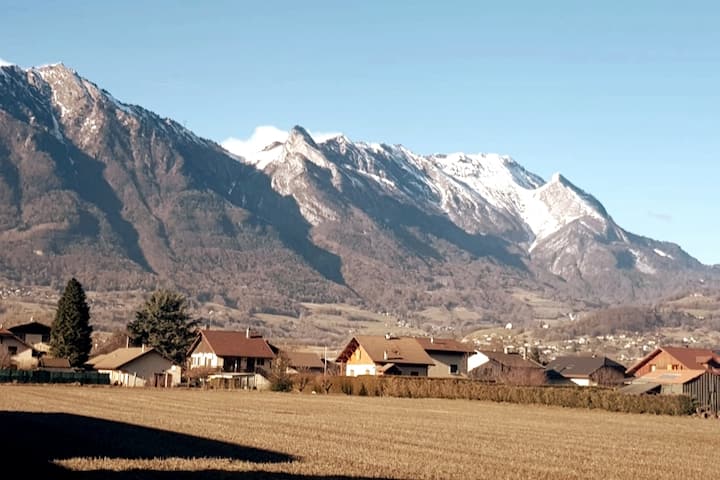 Vue Sur Les Alpes, Entre Village Et Montagne - Albertville